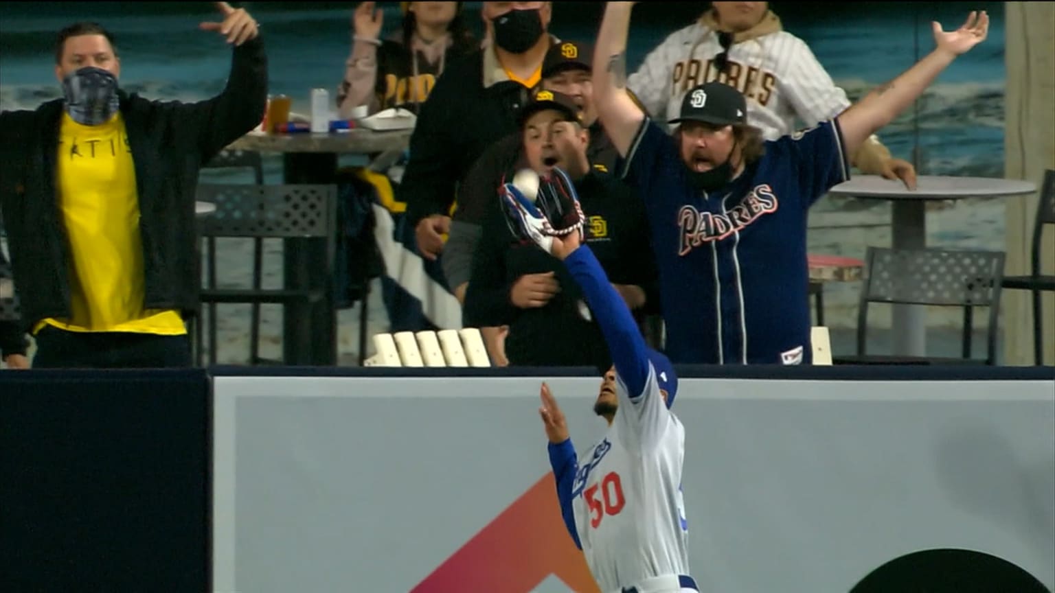 Mookie Betts' leaping catch | 04/16/2021 | Atlanta Braves