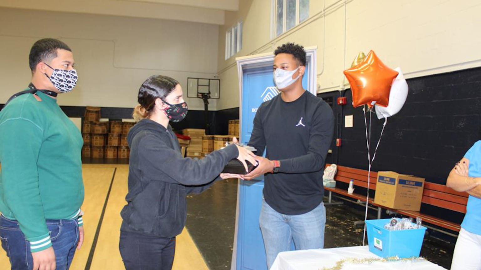 Yency Almonte donates meals to families in need | 11/20/2020 | San ...