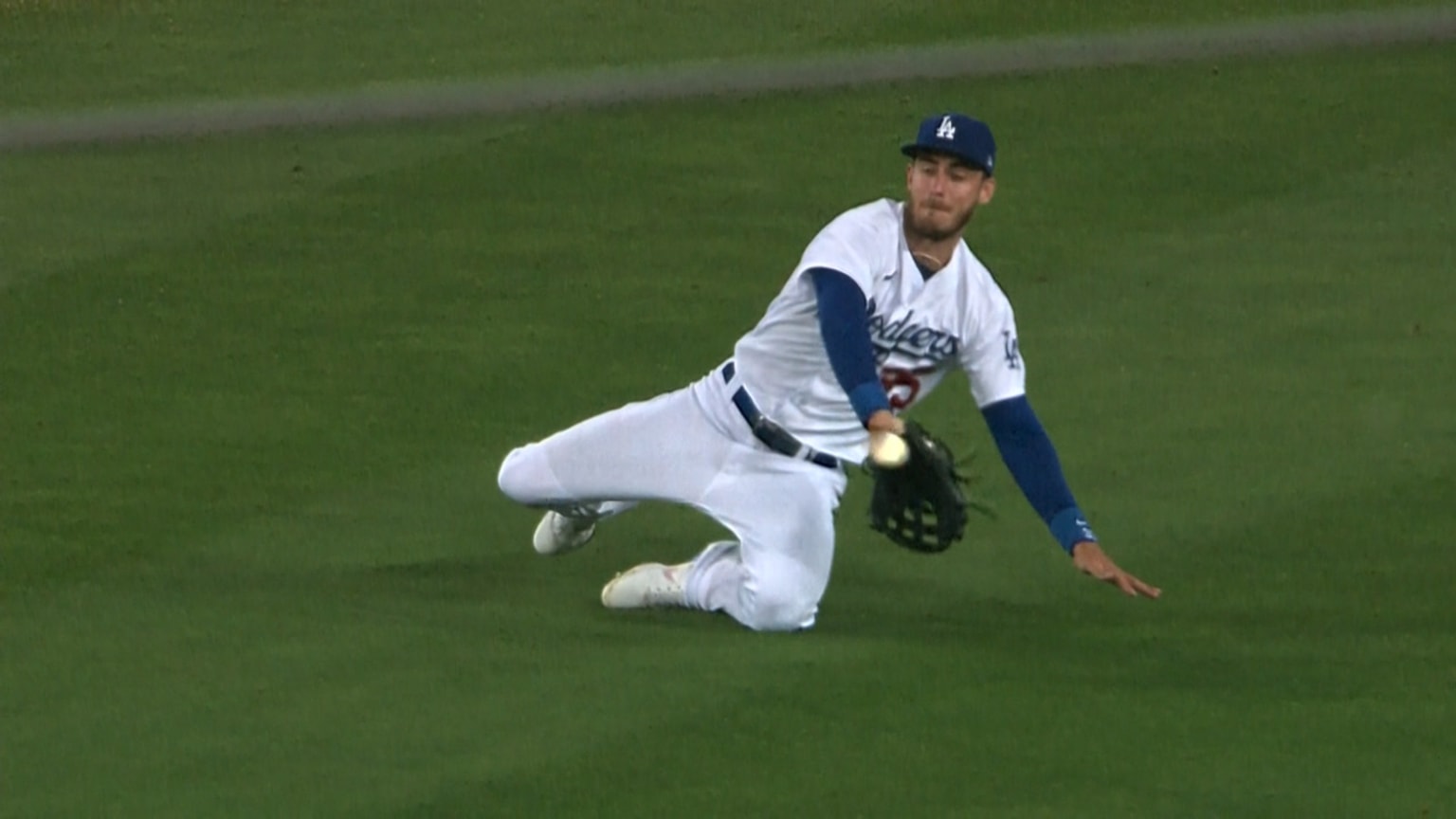 Cody Bellinger Makes A Tough Catch In Center Field 04 29 2022 Mlb