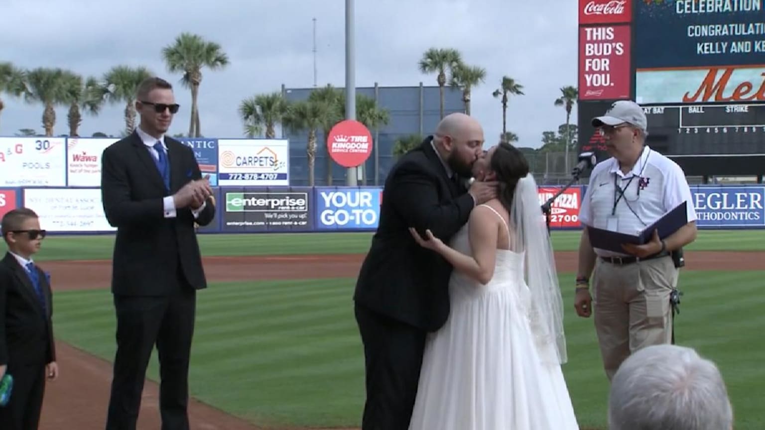 BOS@NYM: Mets fan, Red Sox fan get married on field | 03/04/2019 | New ...