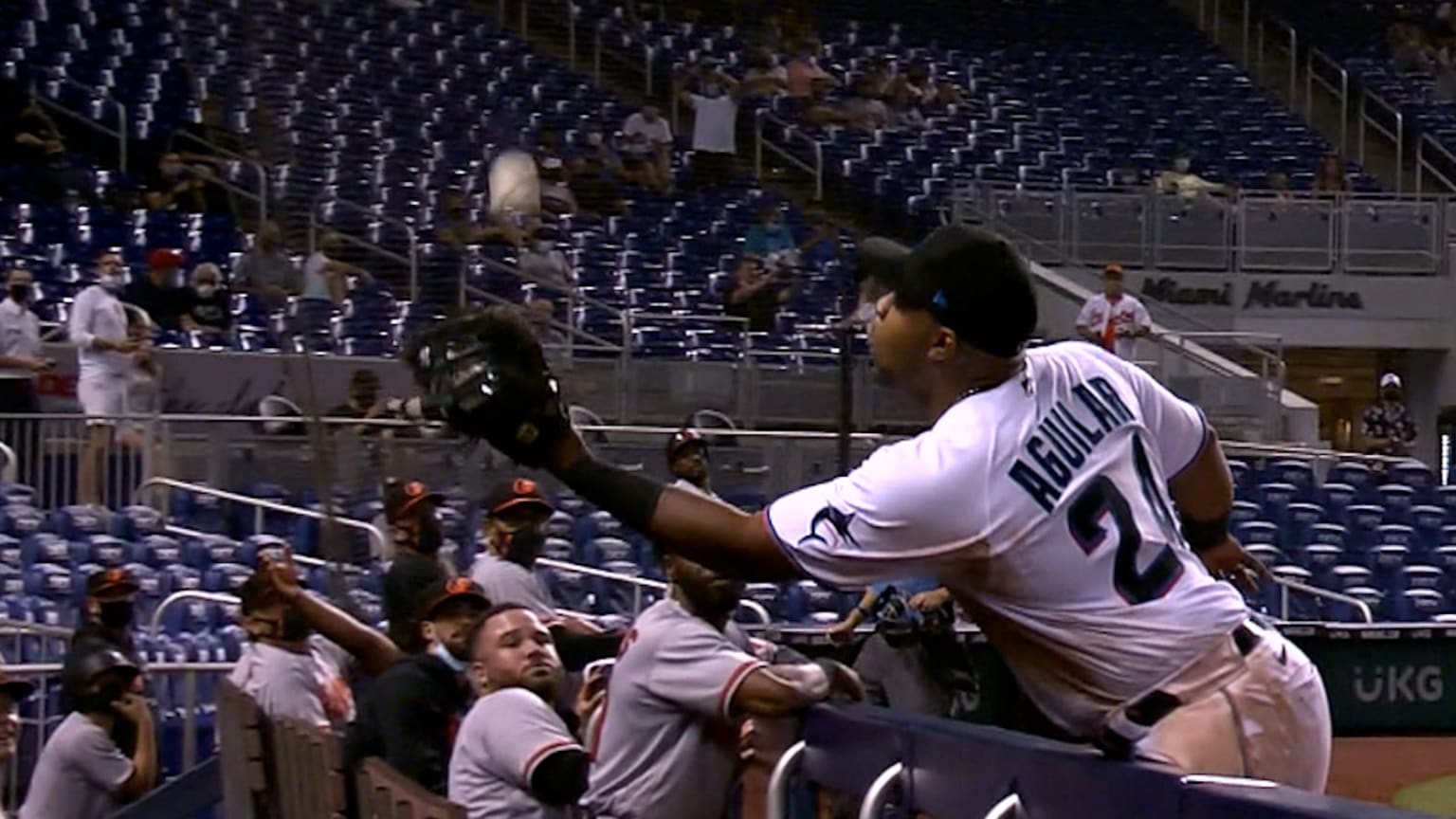 Aguilar's over the railing catch | 04/20/2021 | Miami Marlins