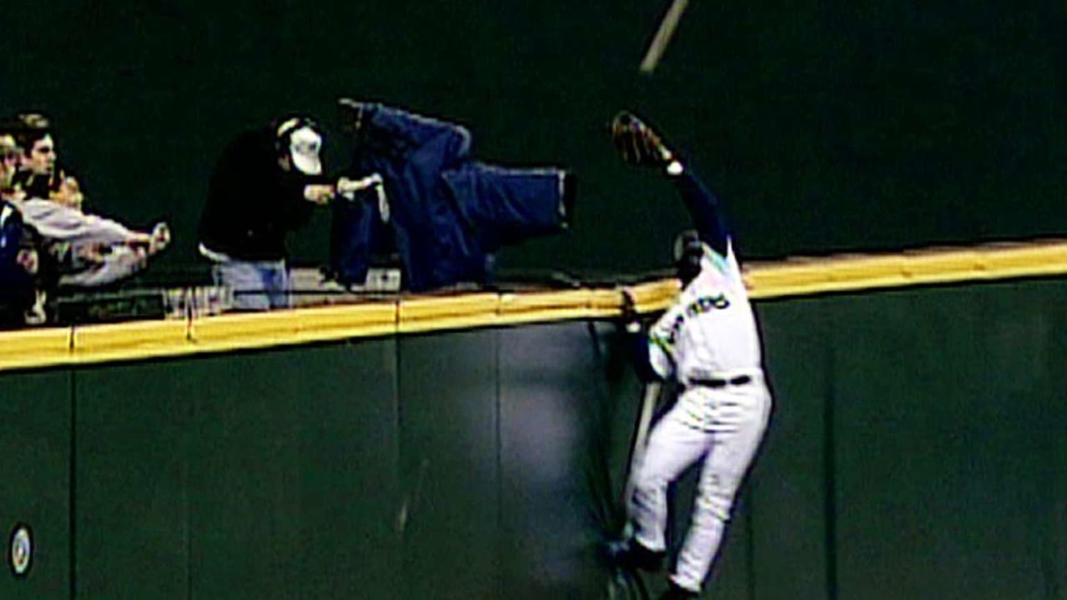 NYY@SEA: Mike Cameron robs Derek Jeter of a home run | 04/07/2000 ...