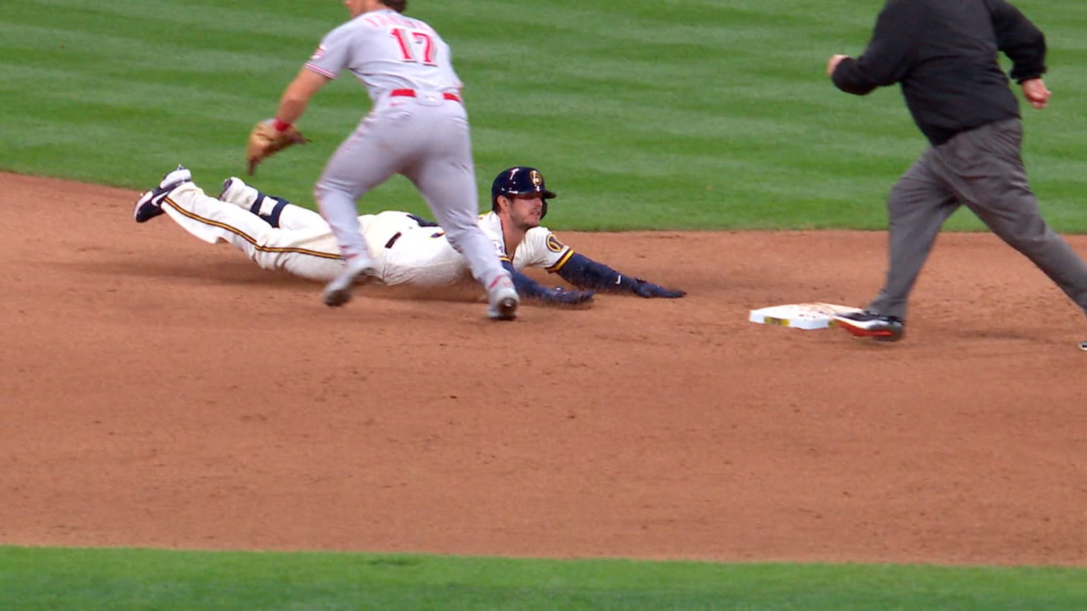 Daniel Robertson gets the Brewers within a run | 06/15/2021 | Minnesota ...