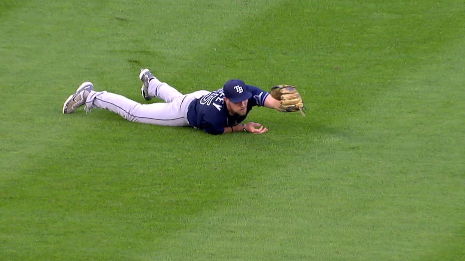 Gran fildeo de Luke Raley | 05/08/2022 | Los Rays de Tampa Bay