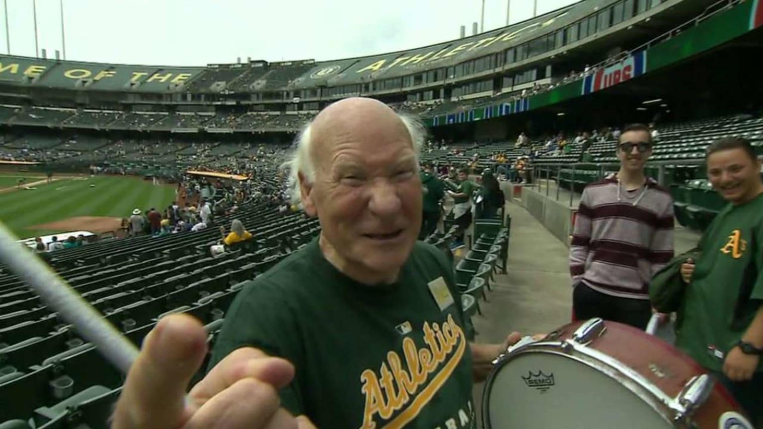 CHC@OAK: Krazy George on 35th anniversary of the wave | 08/06/2016 ...