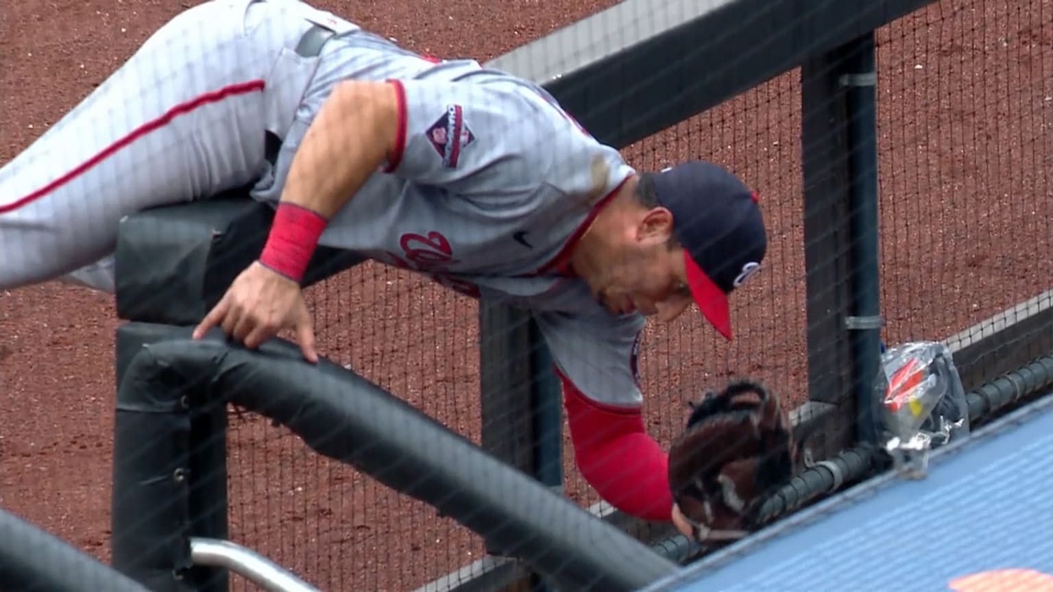 Asdrúbal Cabrera makes railing catch by Mets' dugout | 08/13/2020 | MLB.com
