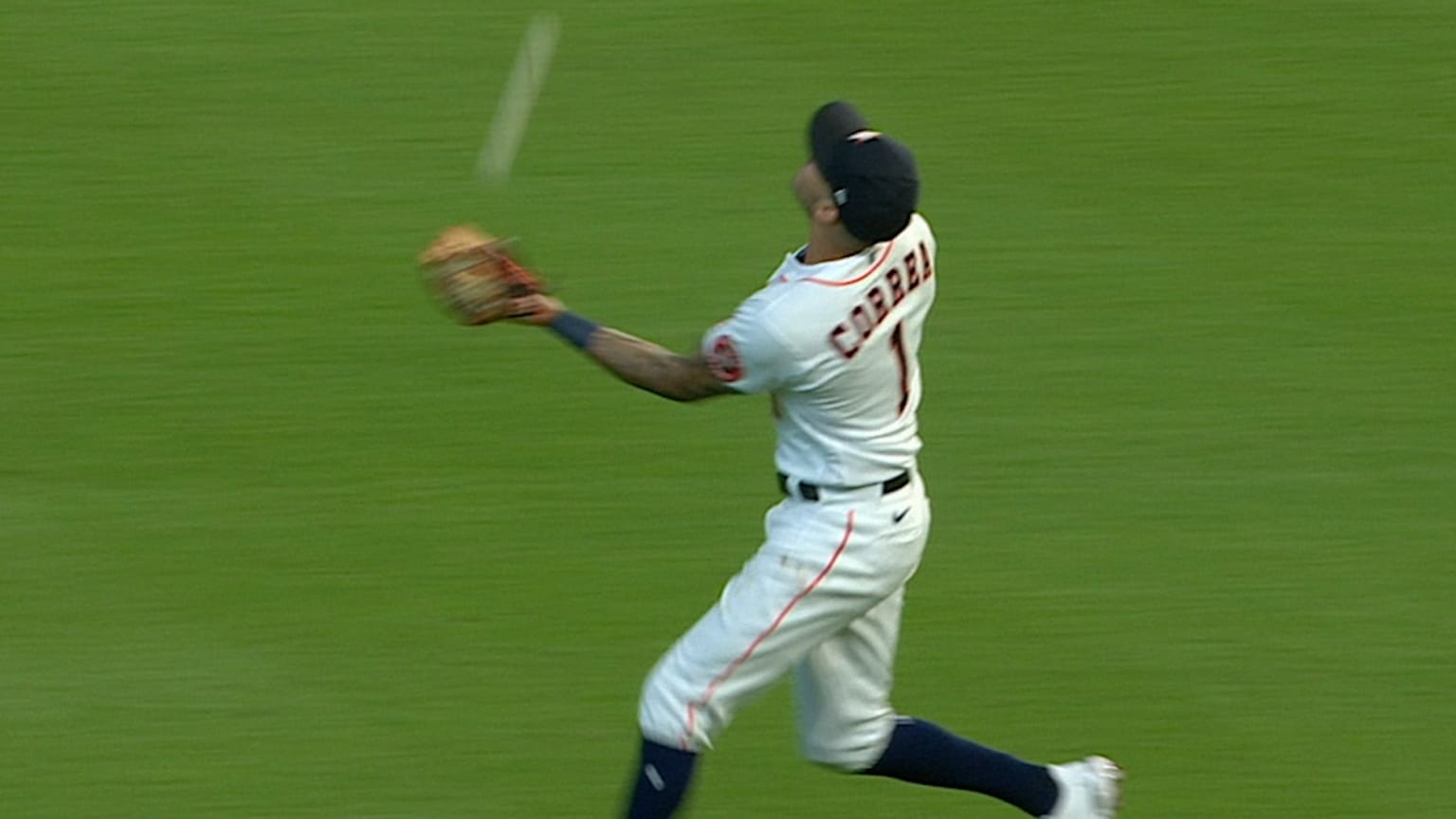 Carlos Correa makes an over-the-shoulder catch in 3rd | 04/10/2021 ...