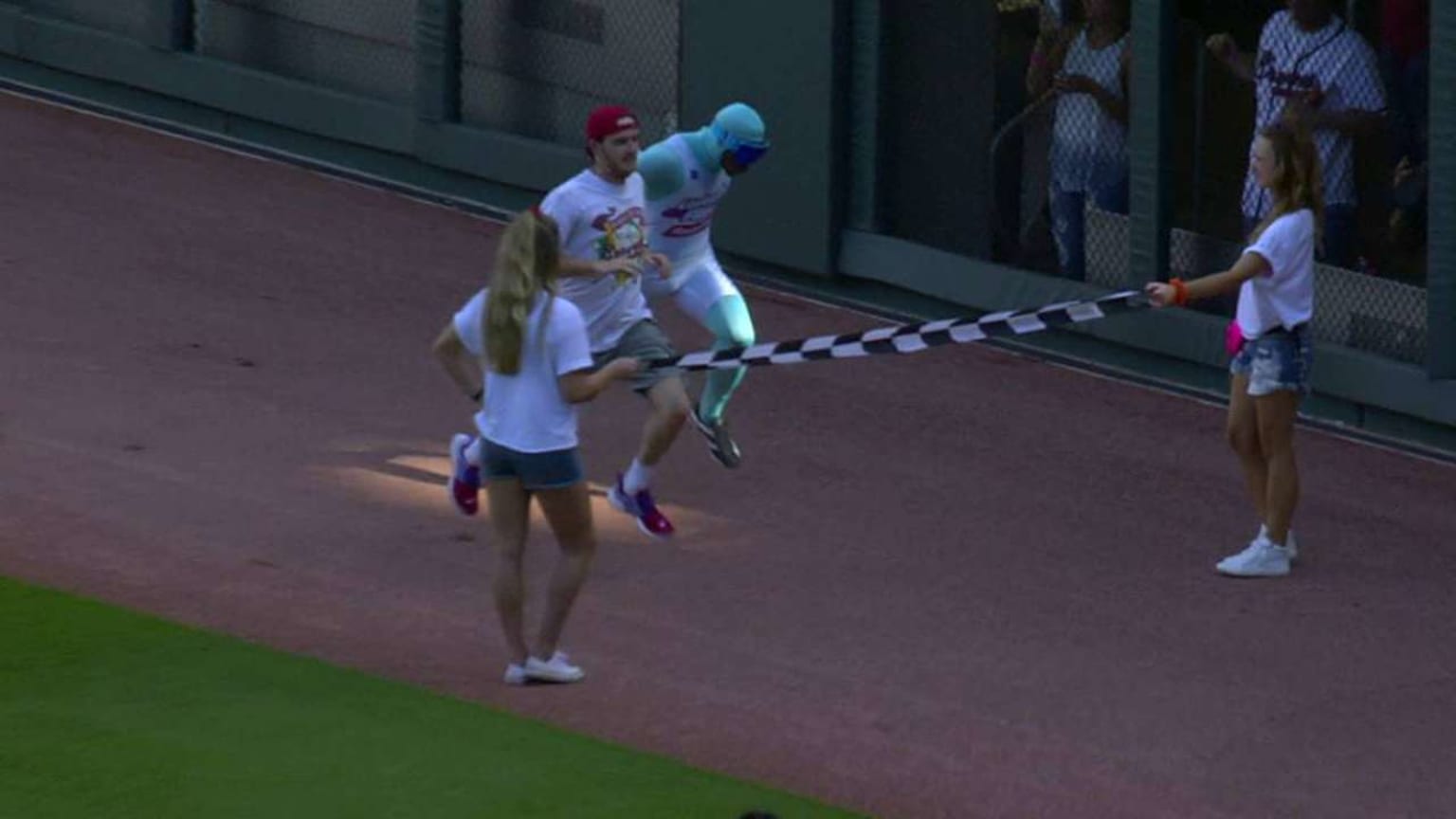Mil@ATL: The Freeze cannot beat fan in race | 06/24/2017 | Atlanta Braves