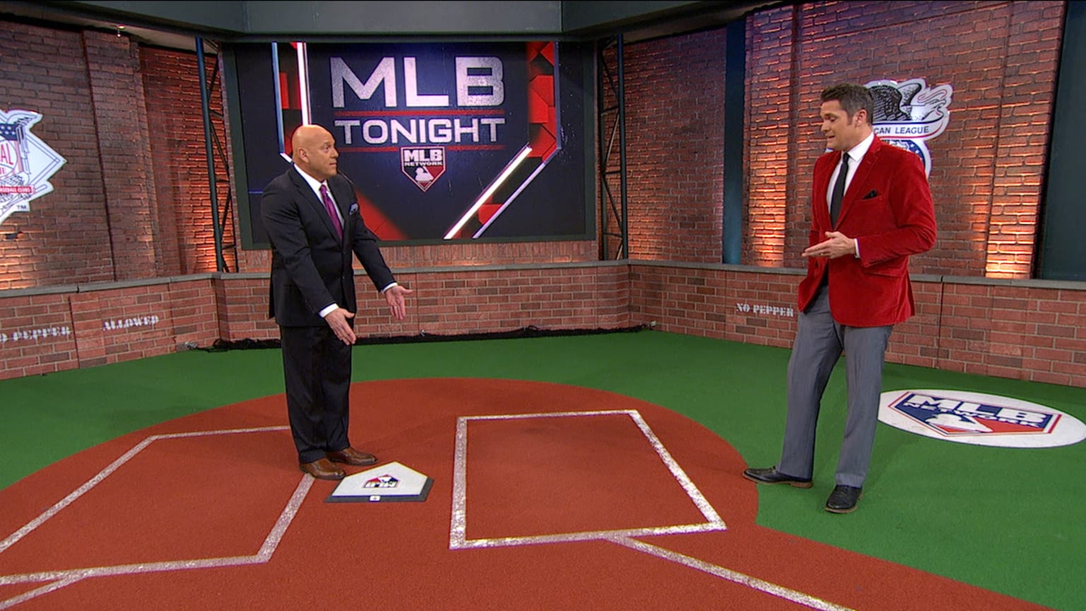 Valle demonstrates how catchers should apply tags | 12/23/2020 | MLB.com