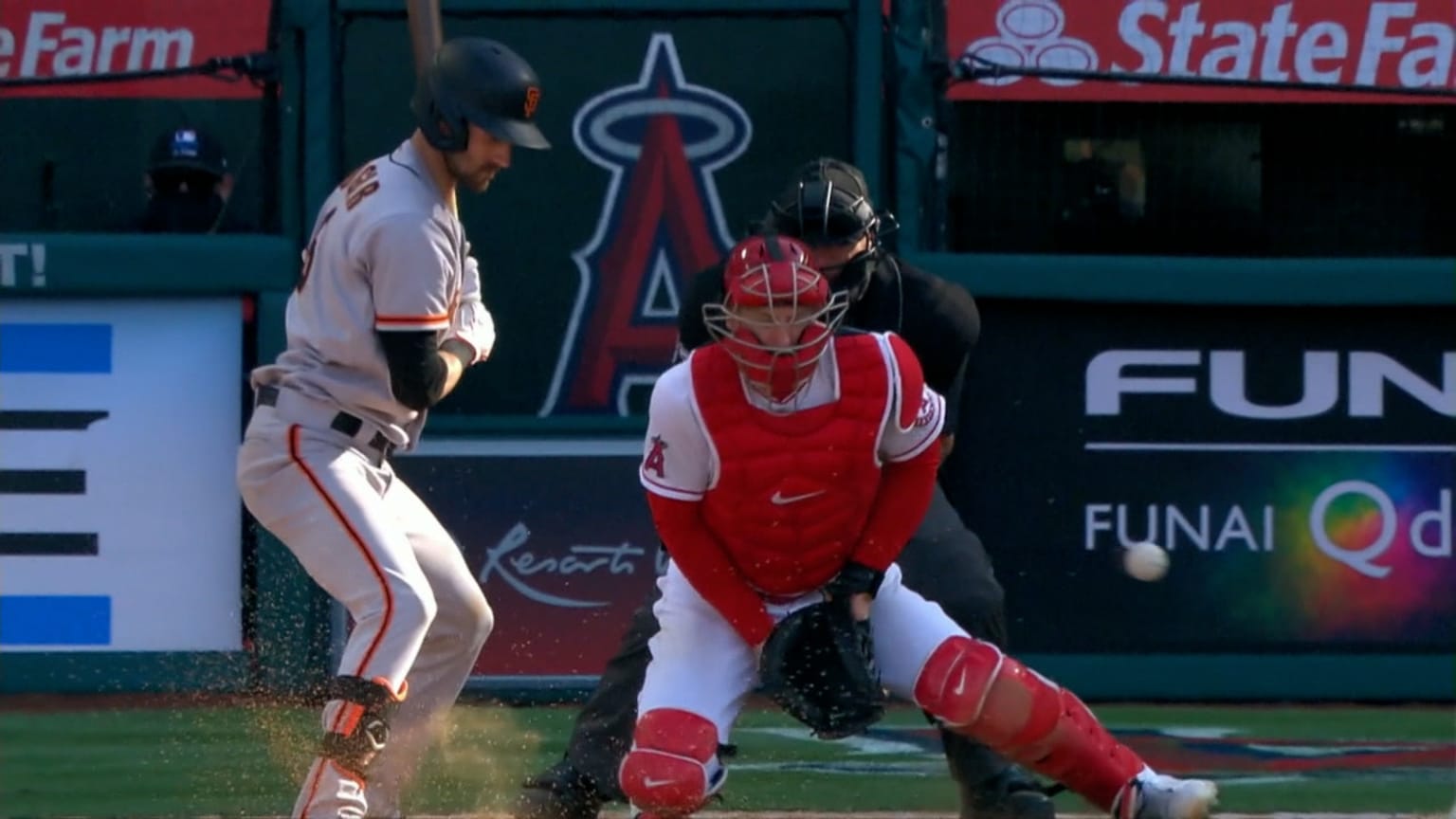Buster Posey scores on a wild pitch in the 13th | 06/23/2021 | San ...