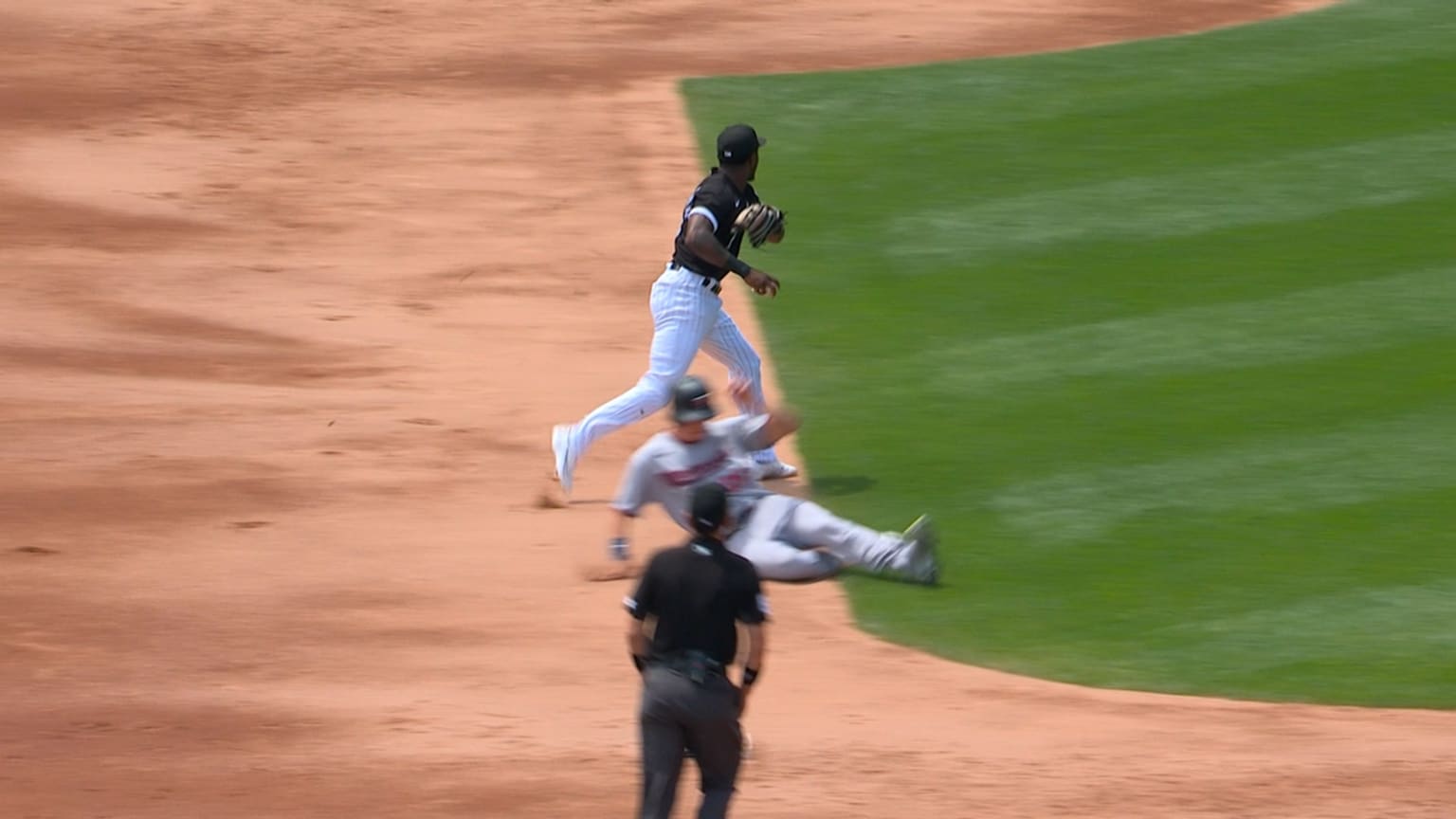 Max Kepler safe at second after review | 07/06/2022 | San Francisco Giants