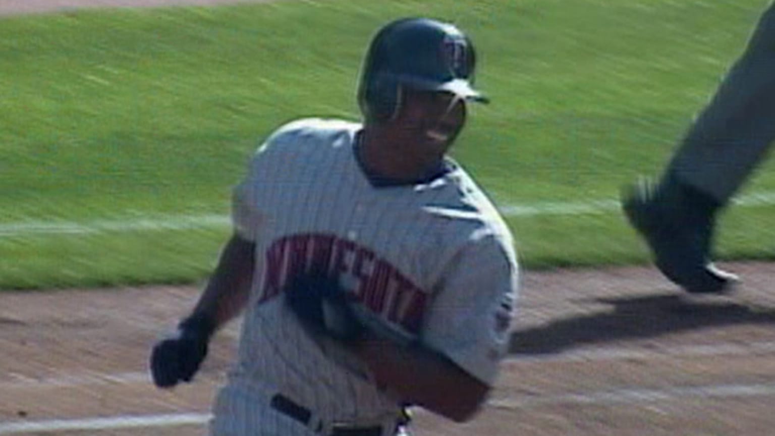 Jacque Jones goes deep twice on Opening Day | 04/01/2002 | MLB.com