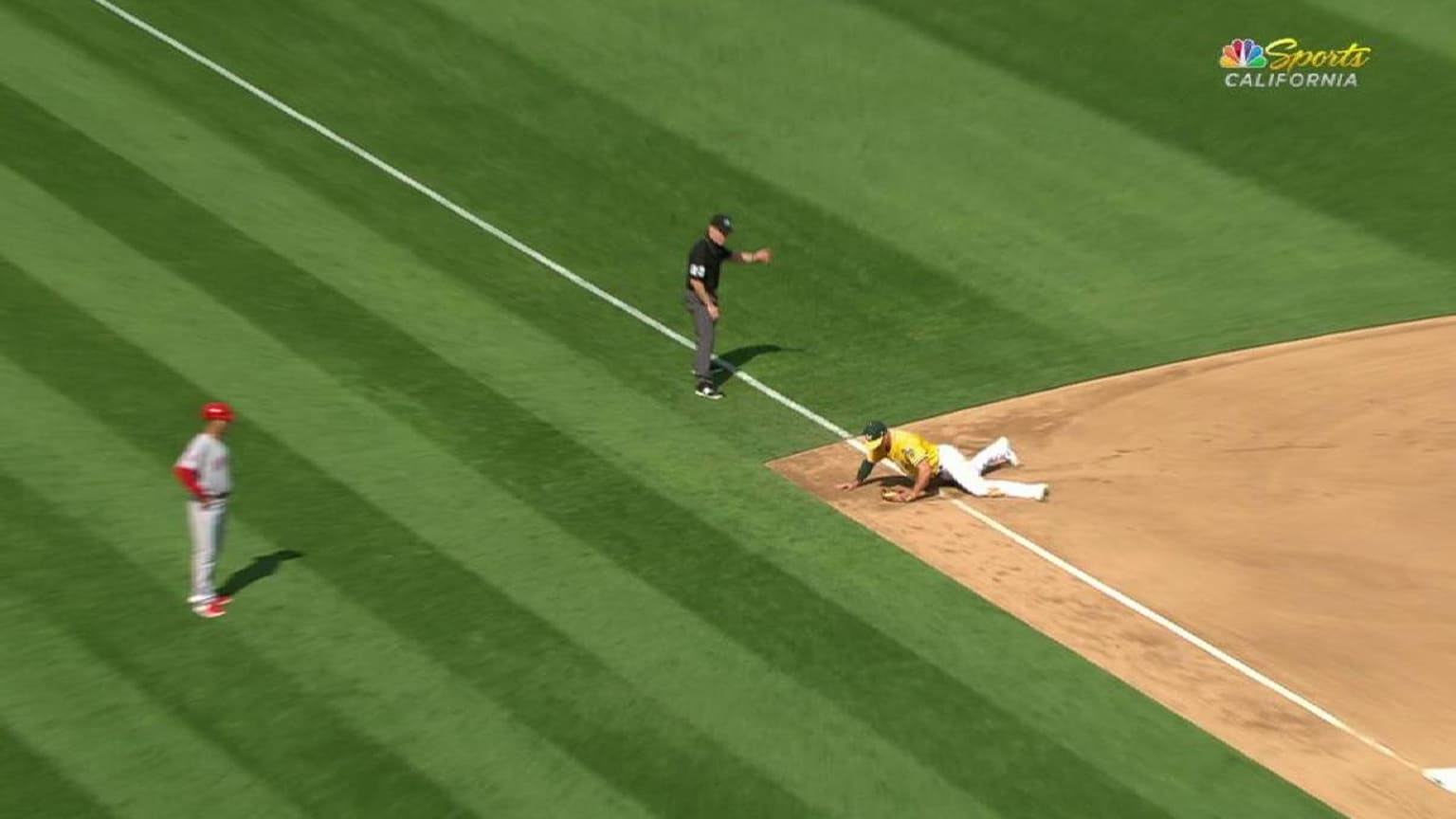 Chapman's diving play at third | 03/31/2018 | MLB.com