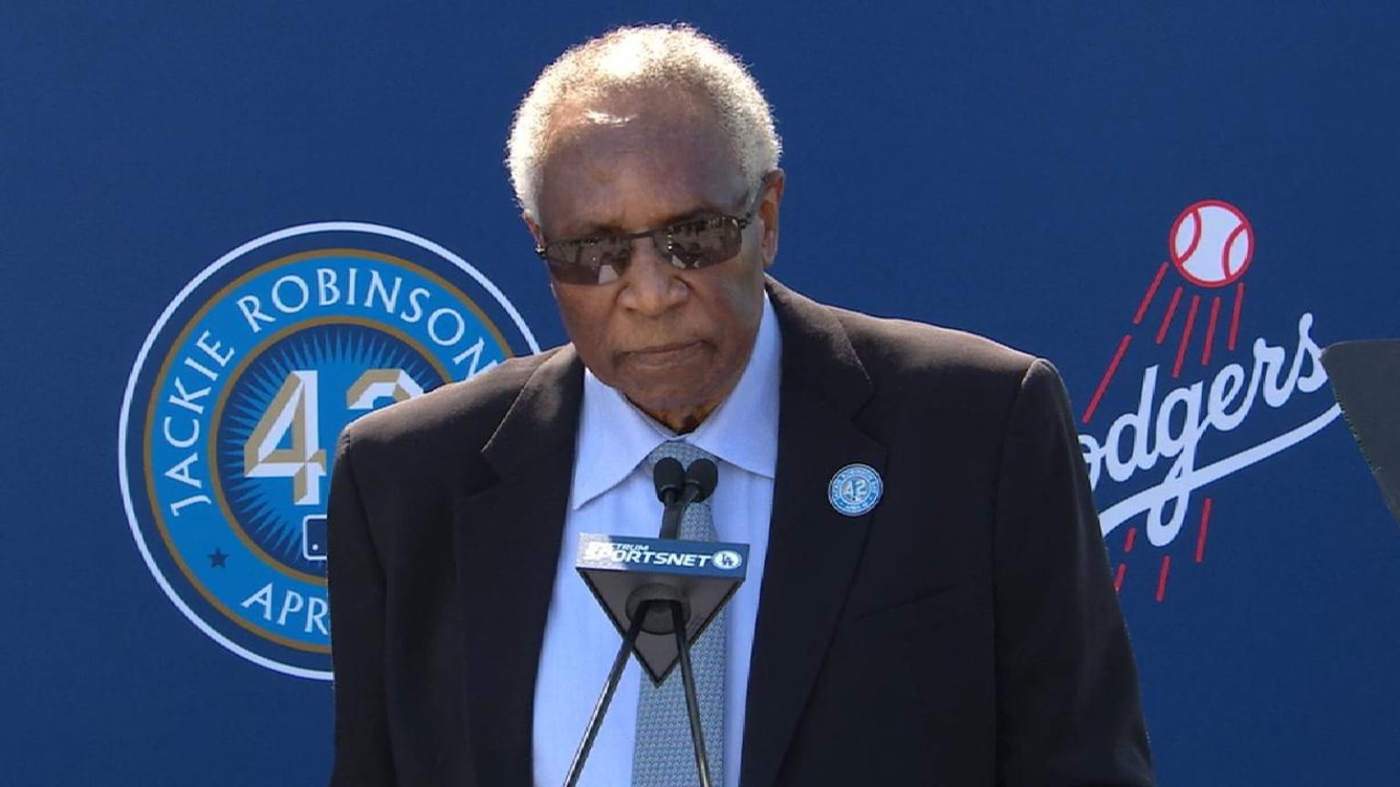 Hall of Famer reacts to Jackie Robinson's statue | 04/16/2017 | MLB.com