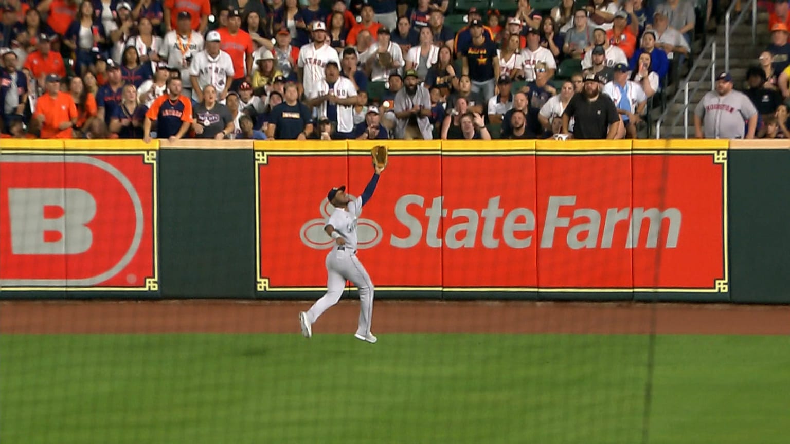 Kyle Lewis makes the running catch to rob Díaz | 07/29/2022 | Seattle ...