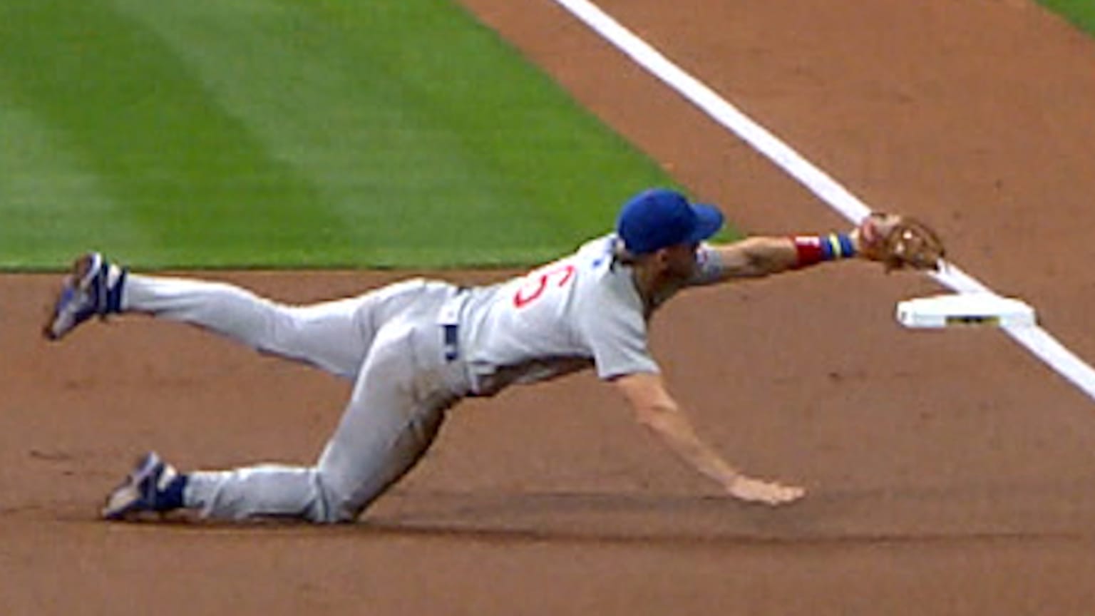 Patrick Wisdom makes a diving catch in the 2nd inning | 09/18/2021 ...