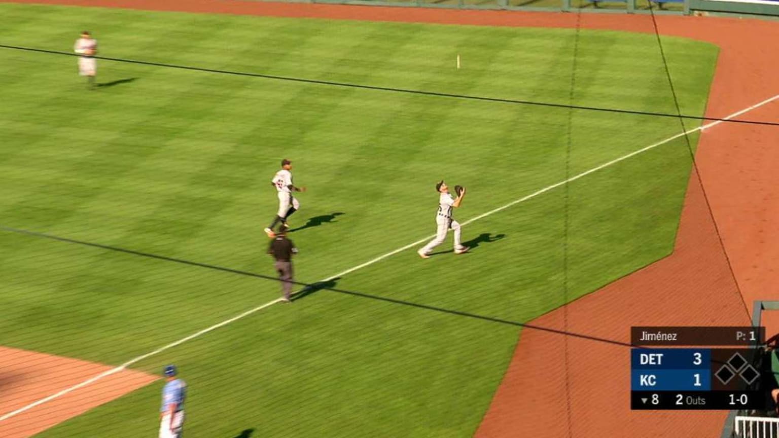 Hicks' over-the-shoulder catch | 05/05/2018 | MLB.com