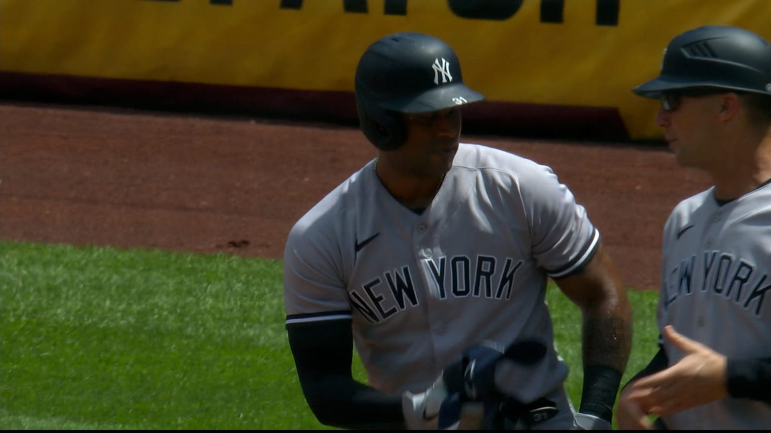 Aaron Hicks knocks an RBI single into left field | 08/07/2022 | Seattle ...