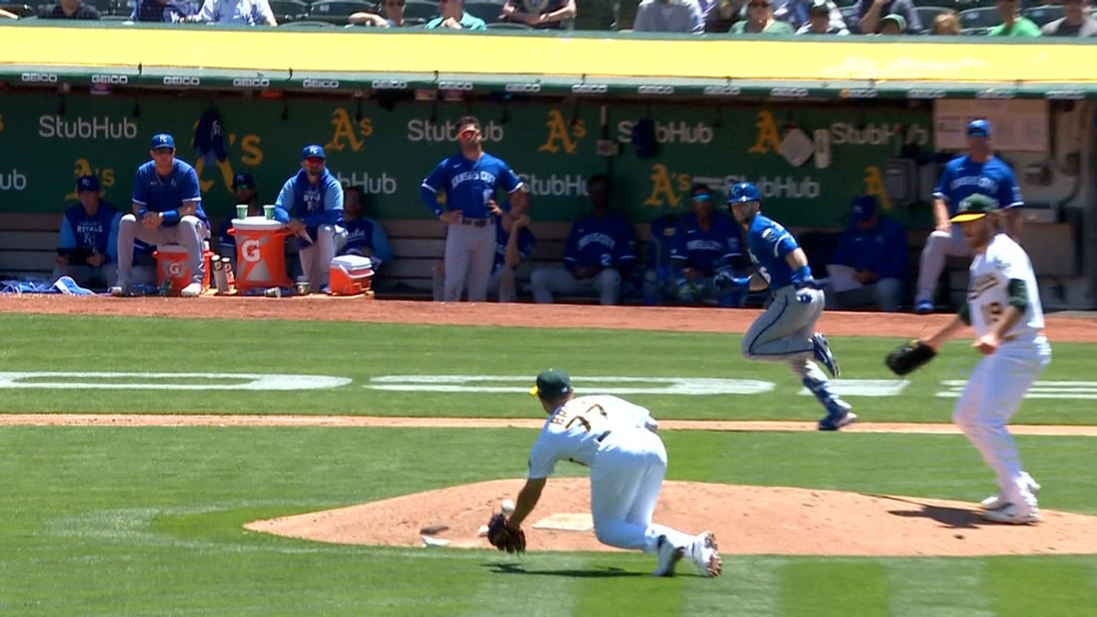 Jonah Bride makes a sweet diving catch in the 5th | 06/18/2022 | Athletics