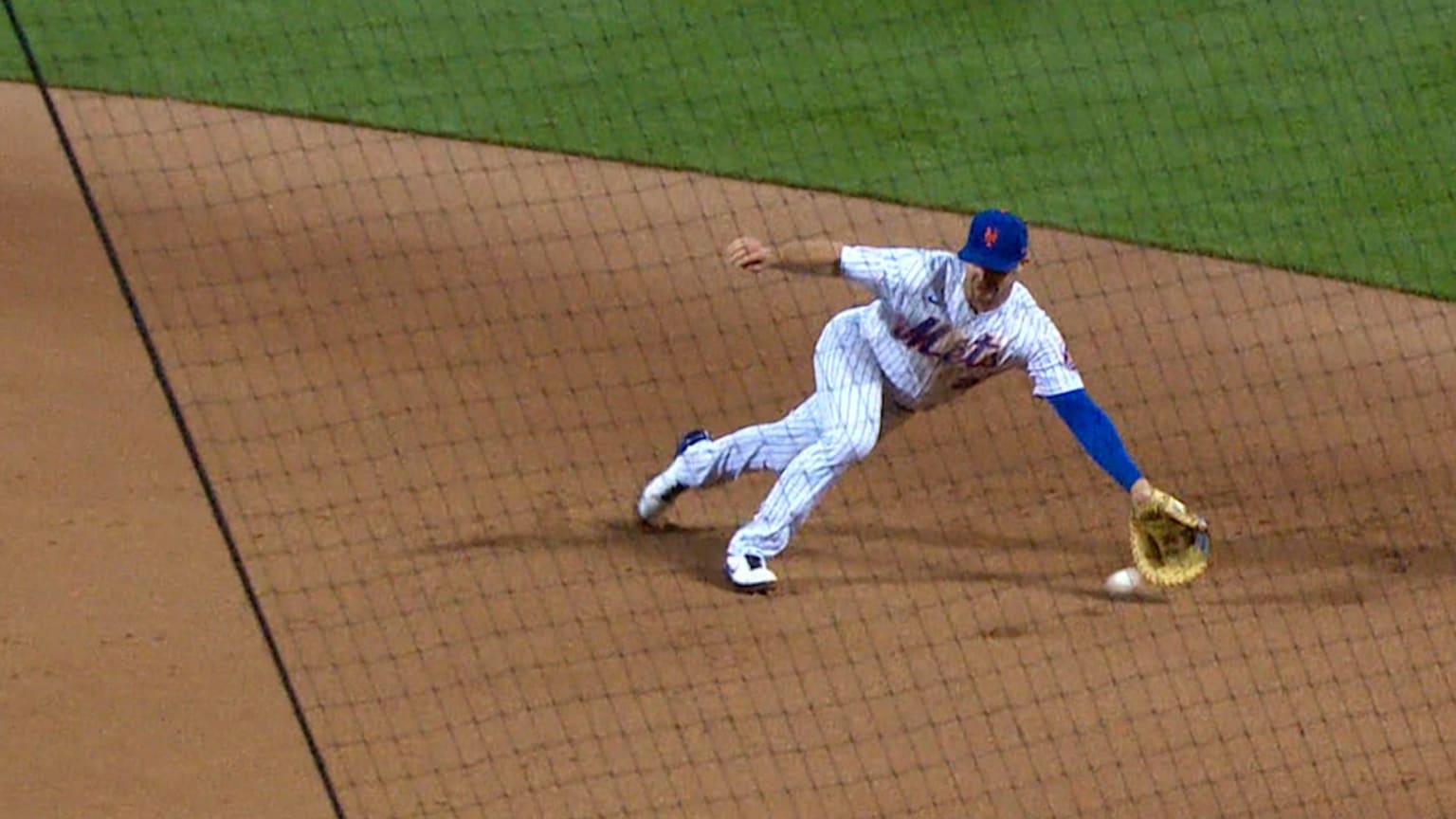 Pete Alonso makes a sweet diving play a first base | 06/17/2021 | MLB.com
