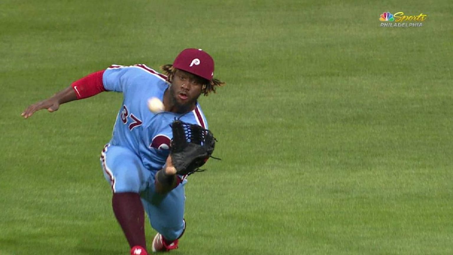 PIT@PHI: Herrera makes a nice diving catch in center | 04/19/2018 ...