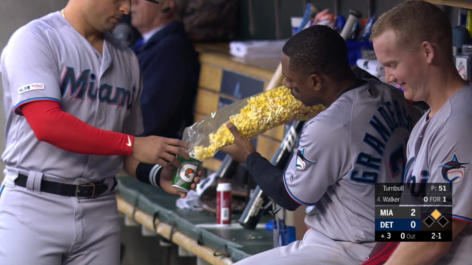 MIA@DET: Tigers fan gives Granderson popcorn | 05/21/2019 | MLB.com