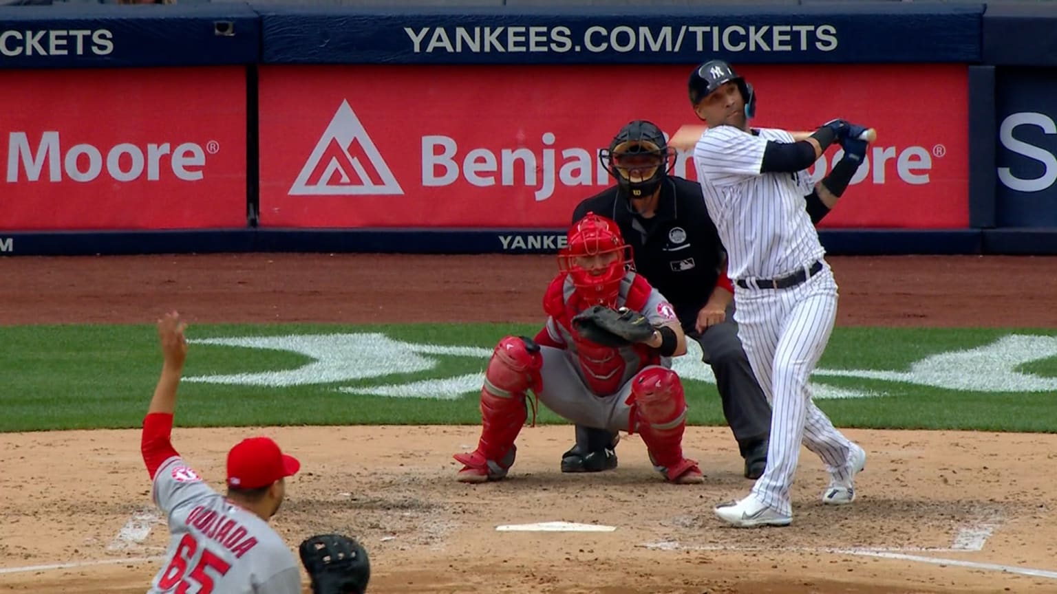 Marwin Gonzalez knocks to left to score Aaron Hicks | 06/02/2022 | New ...