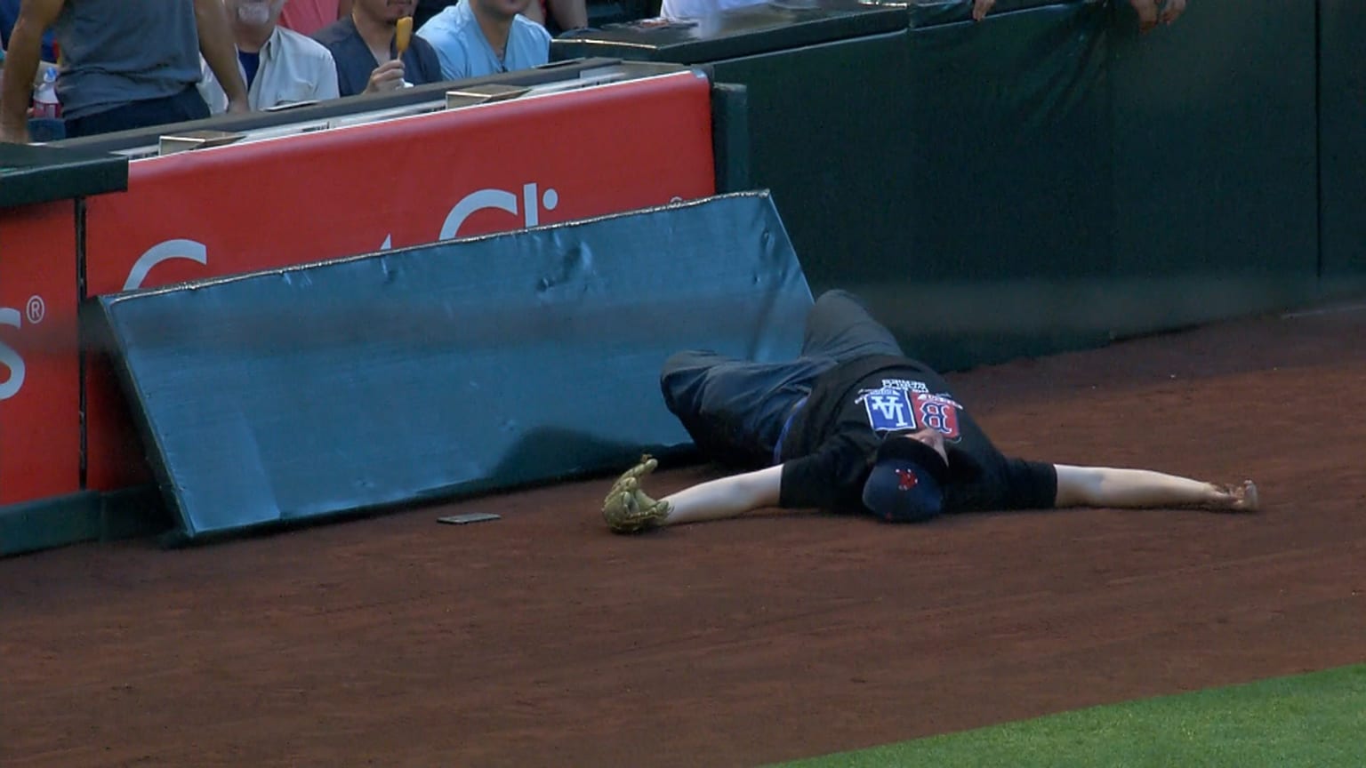 LAD@ARI: Fan tumbles onto field after Marte foul ball | 06/24/2019 ...