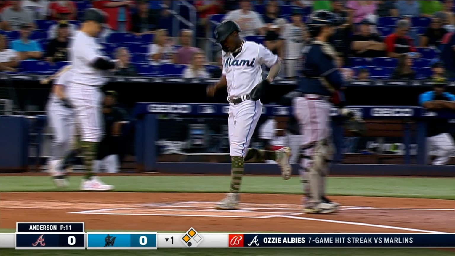 Garrett Cooper impulsa con fly de sacrificio | 22/05/2022 | Los Marlins ...