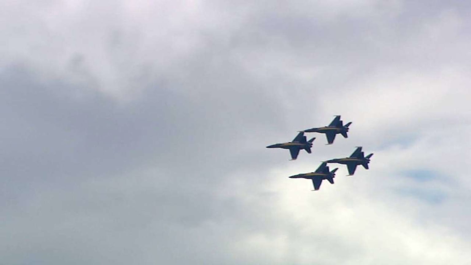 LAA@SEA: Fighter jet flyover surprises everybody | 08/07/2016 ...