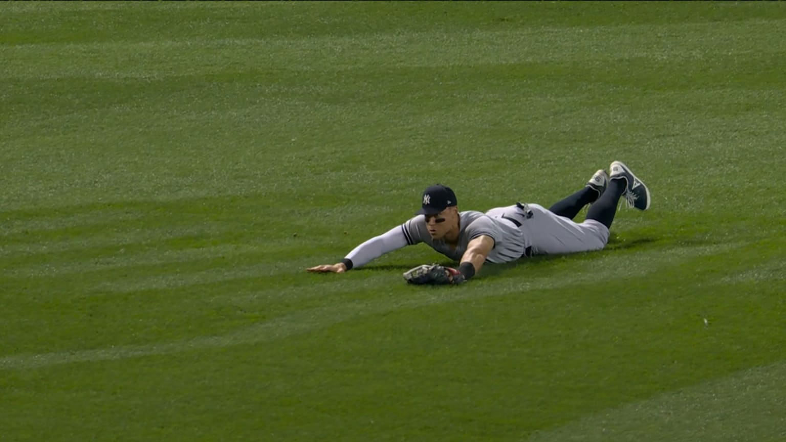 Aaron Judge makes a superb diving catch in center | 07/09/2022 | New ...