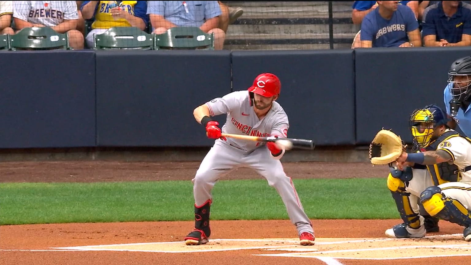Tyler Naquin legs out bunt single in the 1st | 08/25/2021 | Cincinnati Reds