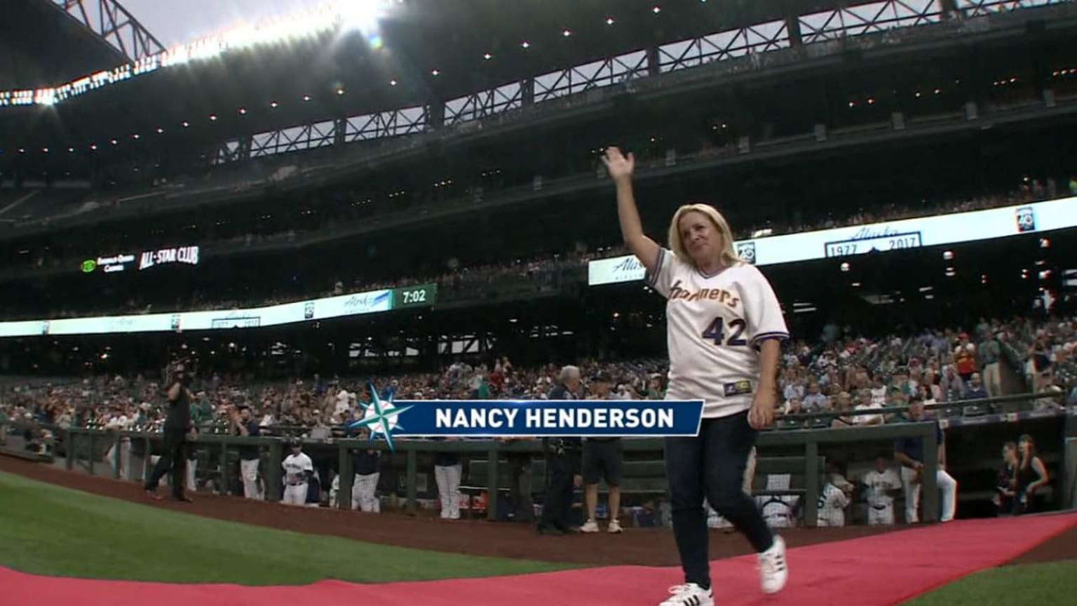 Dave Henderson's wife throws pitch in his memory | 09/05/2017 | MLB.com