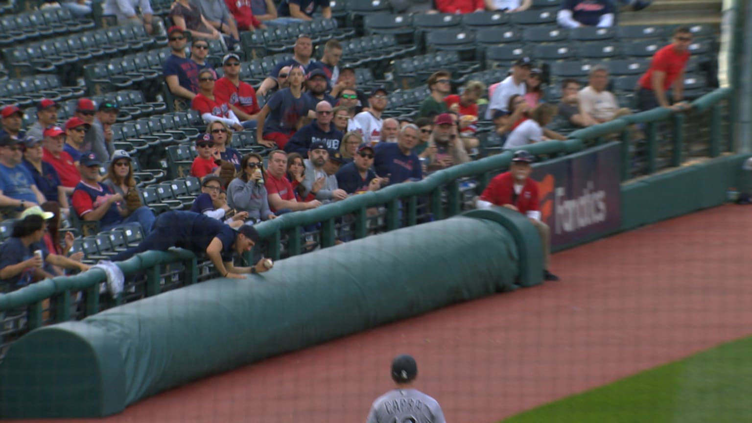 CWS@CLE: Fan lunges to make excellent barehand pick | 05/06/2019 ...