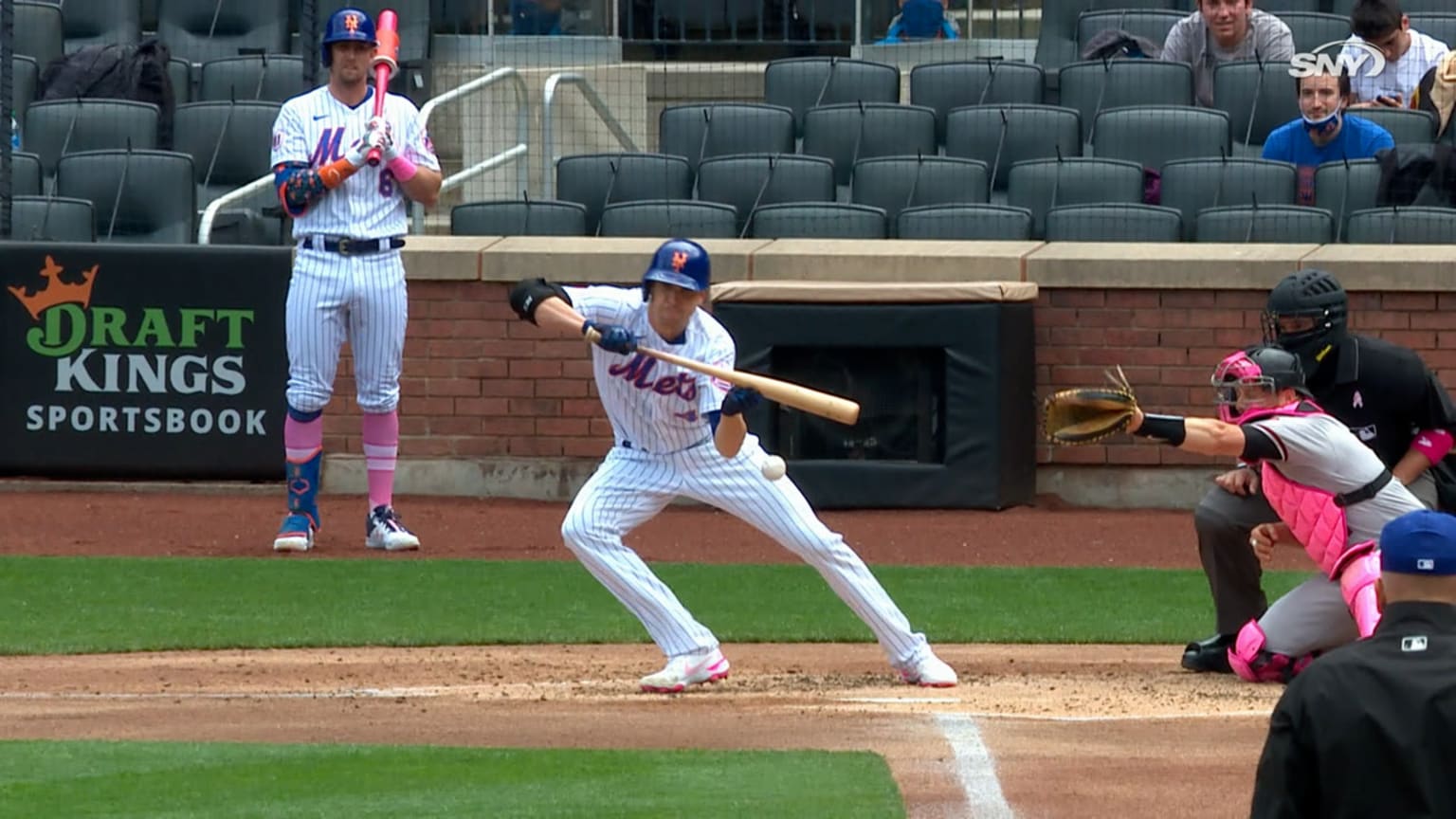 Jacob deGrom lays down bunt single in the 3rd inning | 05/09/2021 | New ...