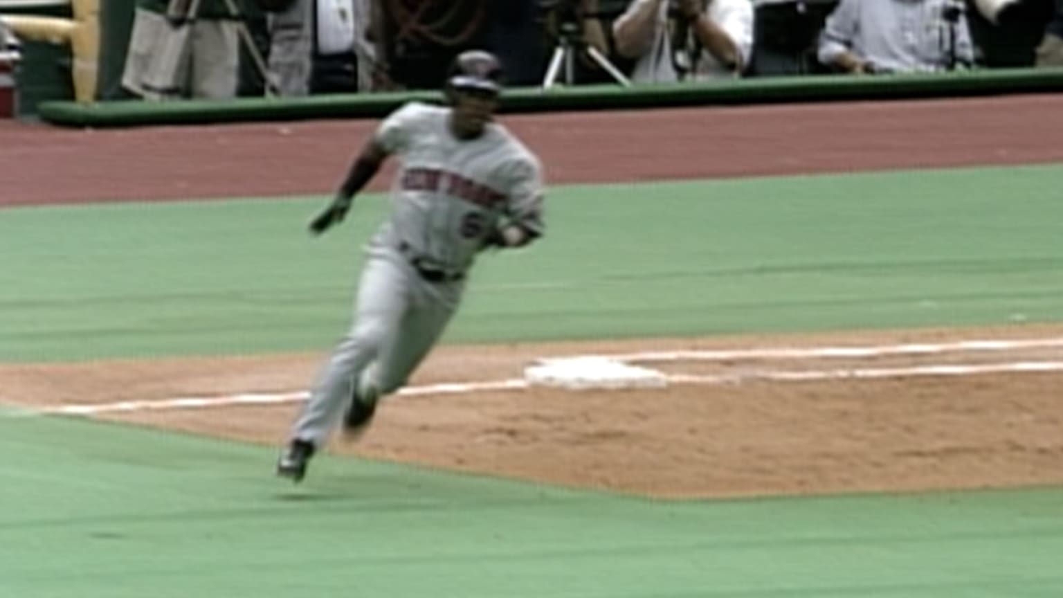 Timo Perez first homer is an inside-the-parker | 09/24/2000 | MLB.com