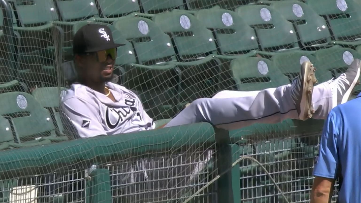 Eloy Jiménez falls into the netting, hangs around | 08/12/2020 | Tampa ...