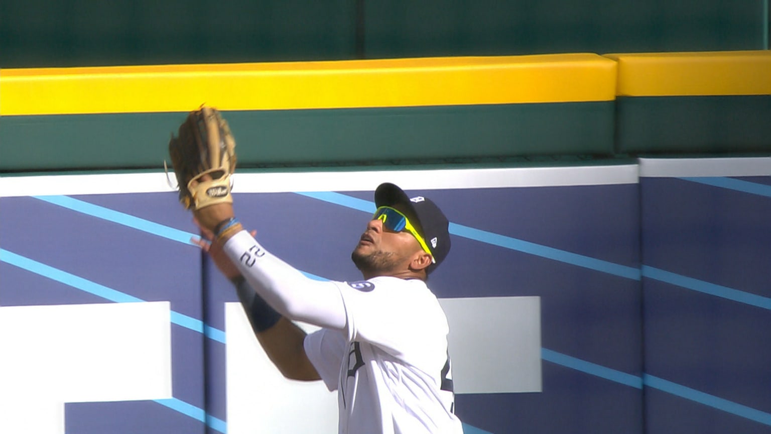 Victor Reyes makes an incredible catch to rob a homer | 08/29/2020 ...