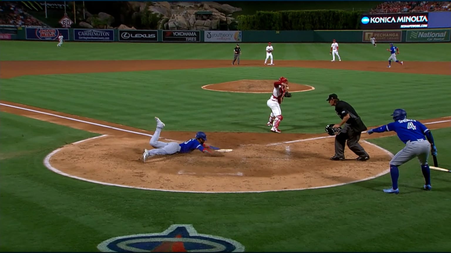 Santiago Espinal plates one on a single to right | 08/11/2021 | Los ...
