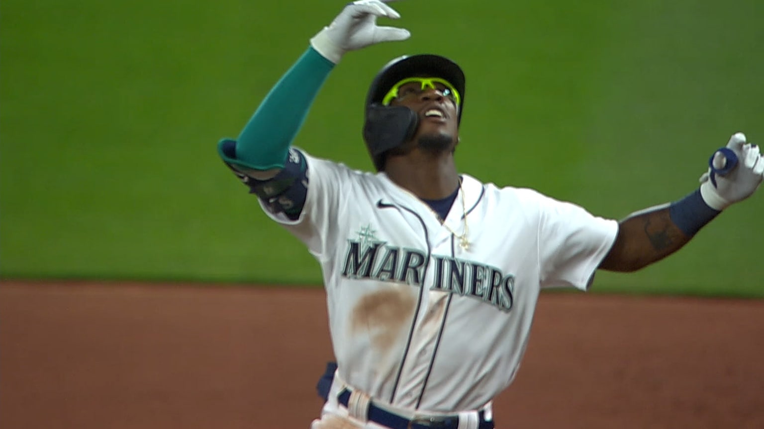 Shed Long Jr. rips an RBI single to left field | 07/26/2021 | Baltimore ...