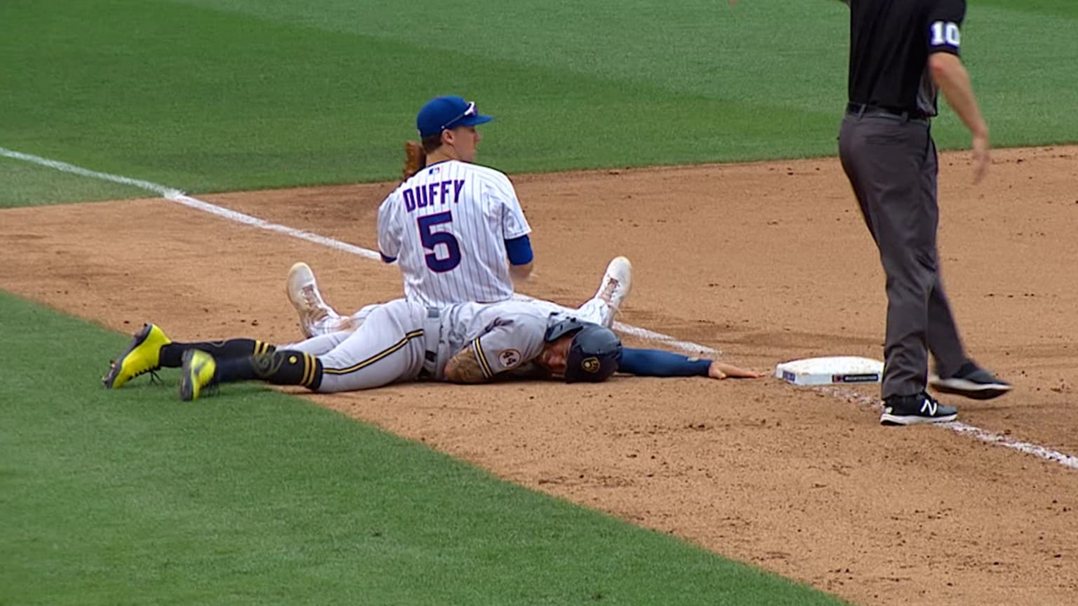 Wong slides past third base | 08/12/2021 | Cincinnati Reds
