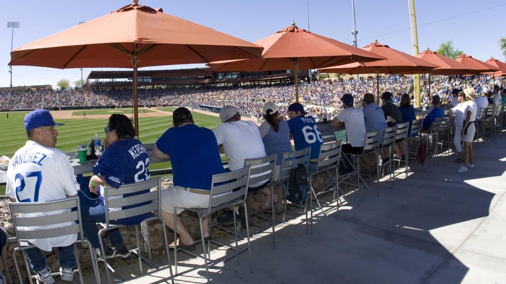 Bullpen Patio con Comida y Bebida Incluida | Los Dodgers de Los Angeles