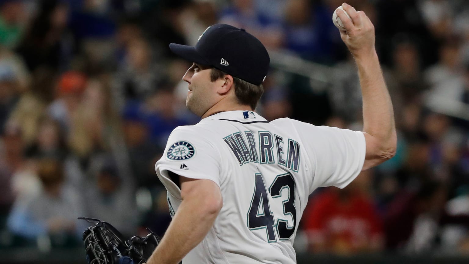 Padres sign pitcher Adam Warren