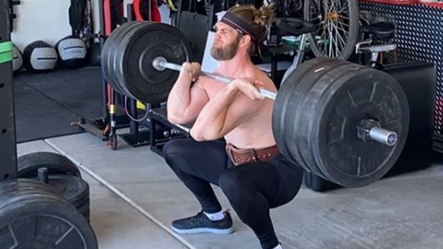 Bryce Harper posts squat workout video