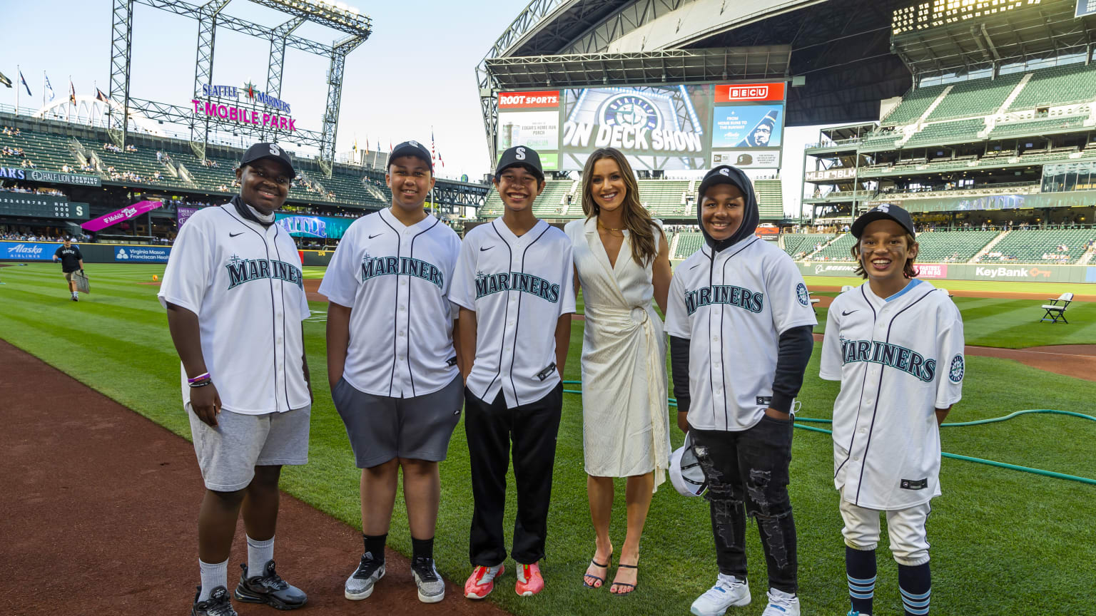 Mariners' baseball operations staff mentors local kids