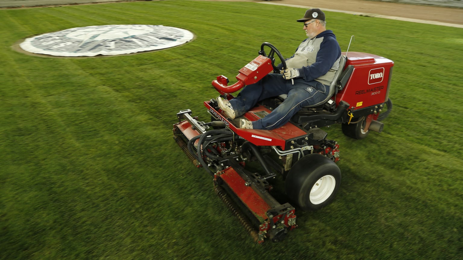 Mariners groundskeeper retires after 40 years