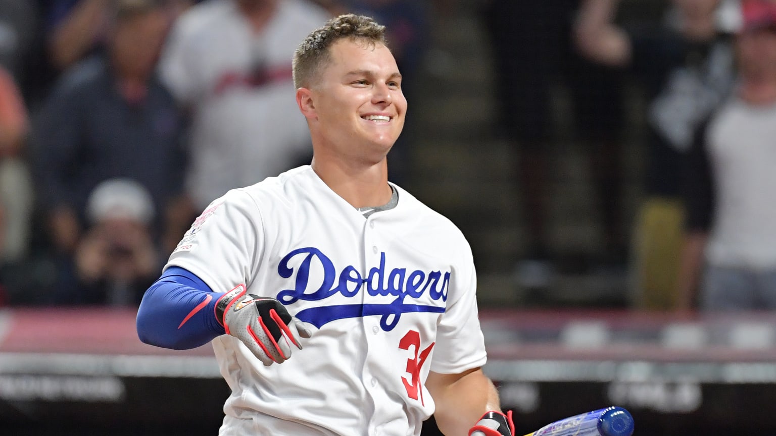 Dodgers give away turkeys for Thanksgiving