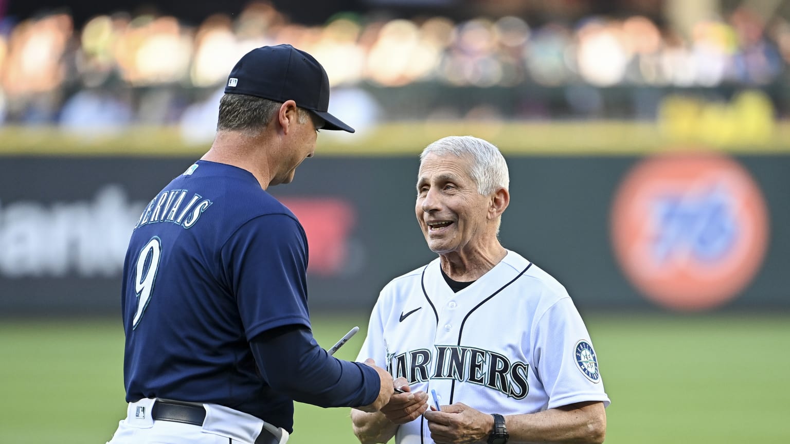 Anthony Fauci receives Mariners Hutch Award, throws out 1st pitch