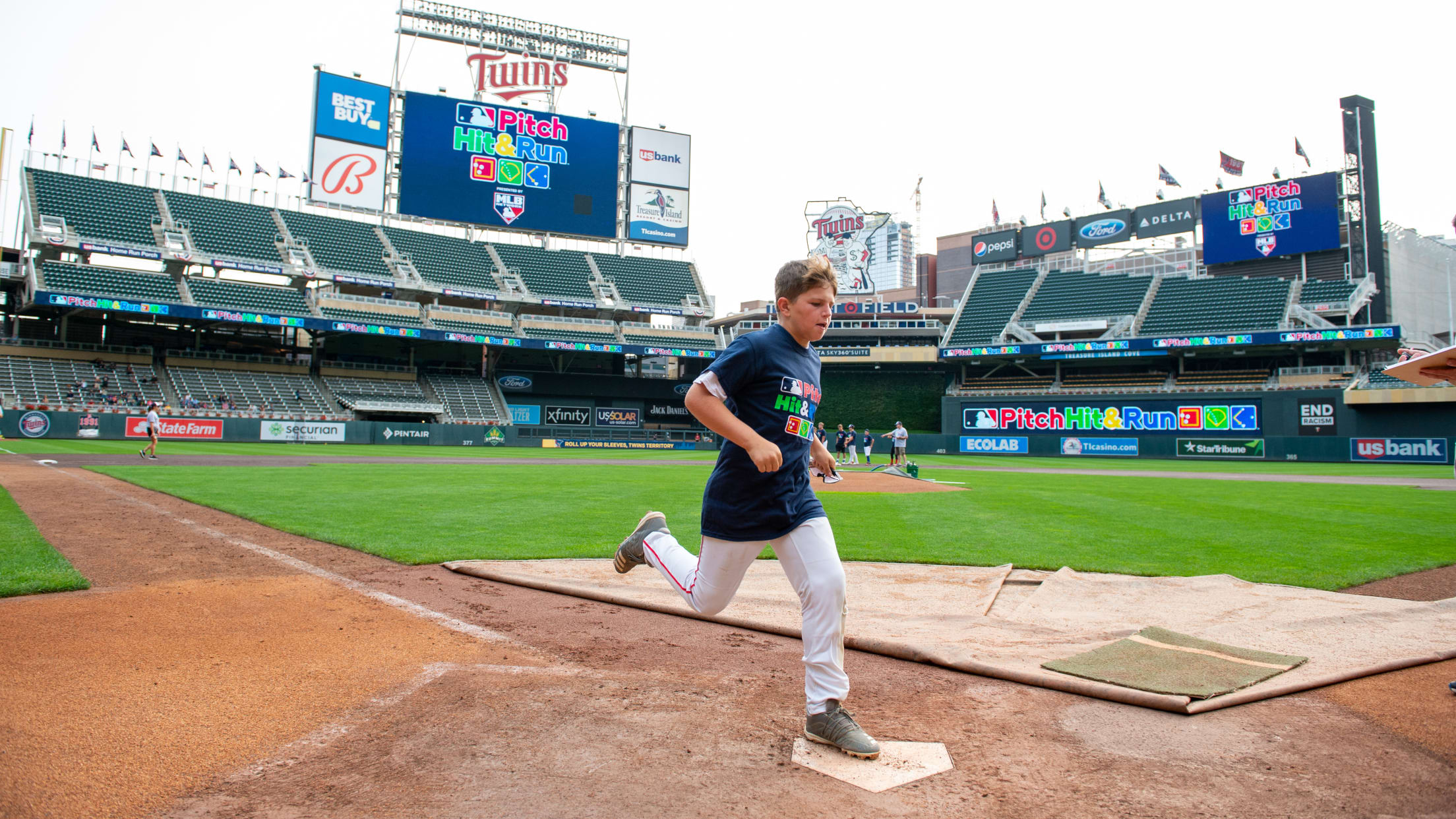 MLB | Pitch Hit & Run | Media | Photos | MLB.com