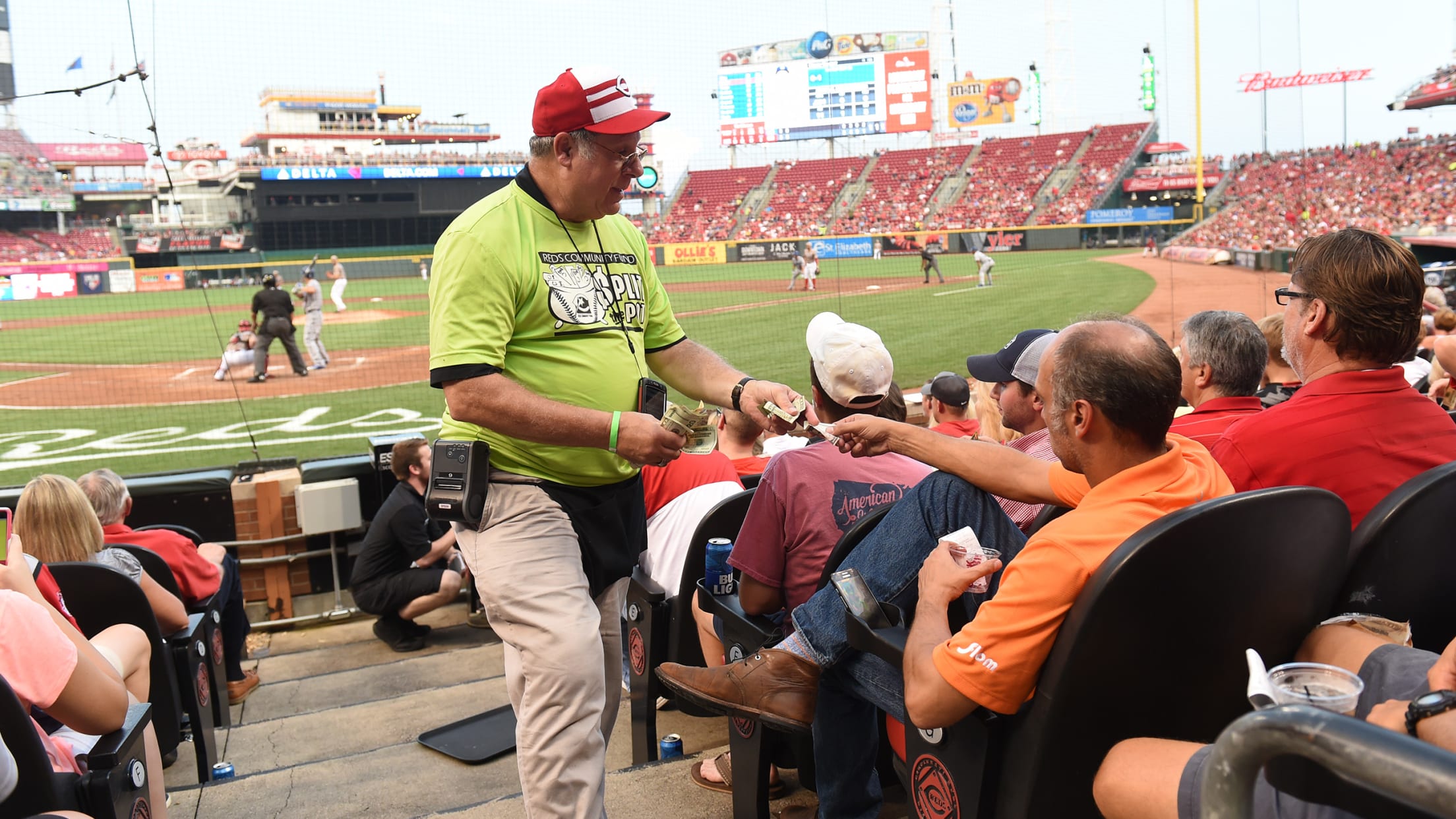 Reds Community Fund Volunteers | Cincinnati Reds
